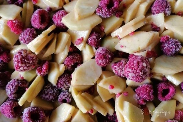 Superfoods Packed Apple And Raspberry Crumble Recipe - So Yummy Recipes